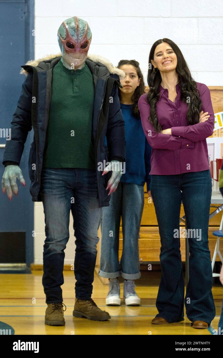 RESIDENT ALIEN, from left: Alan Tudyk, Meredith Garretson, Lovebird ...