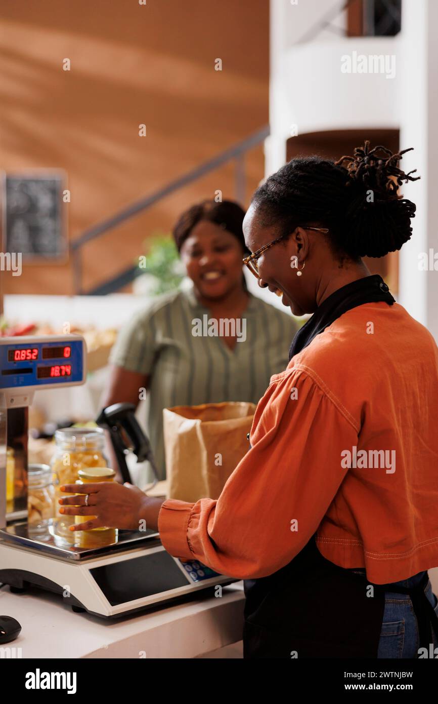 Produce on scale at store hi-res stock photography and images - Alamy