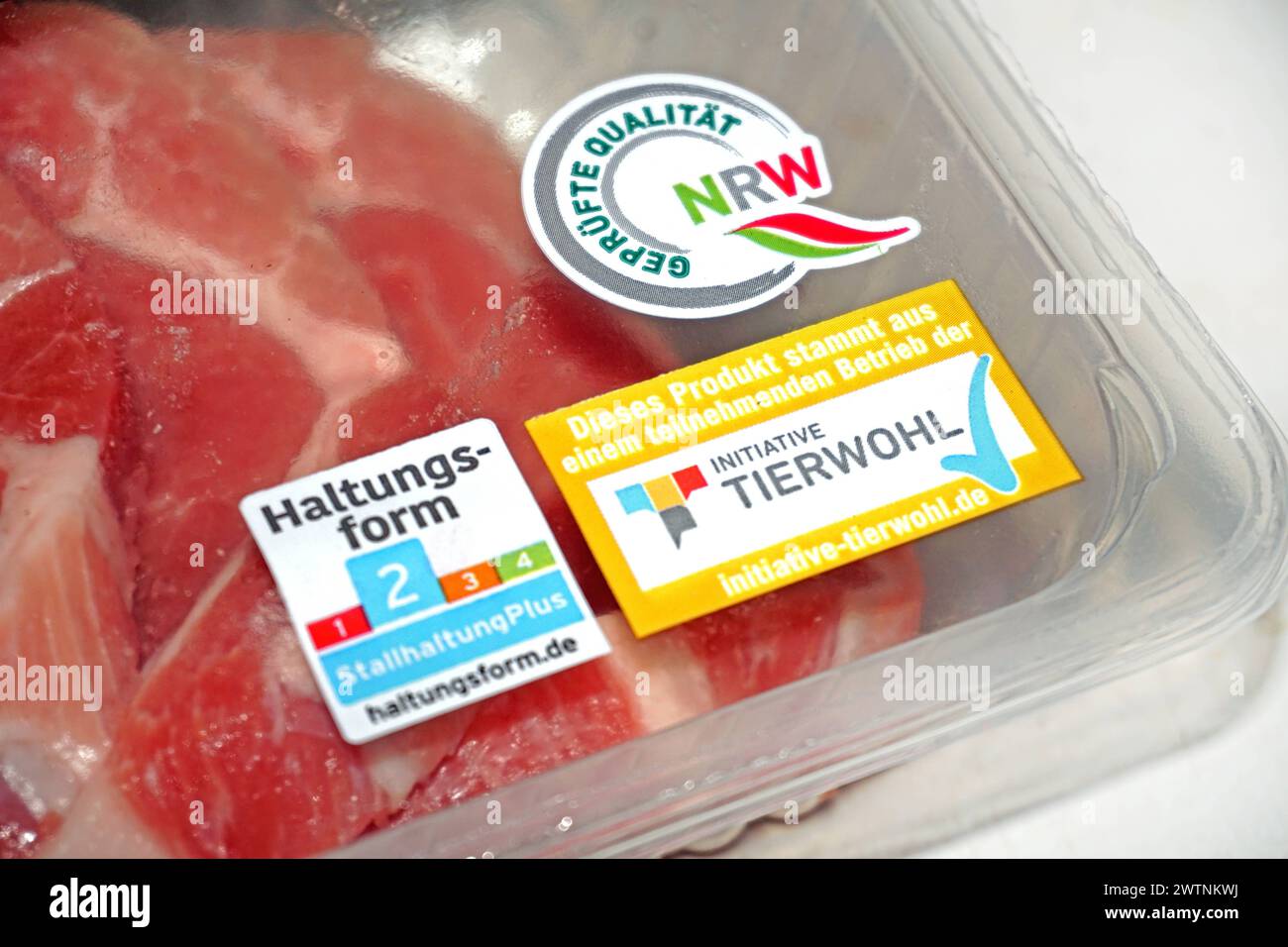 Fleisch als Lebensmittel Das Logo der Initiative Tierwohl mit der ...