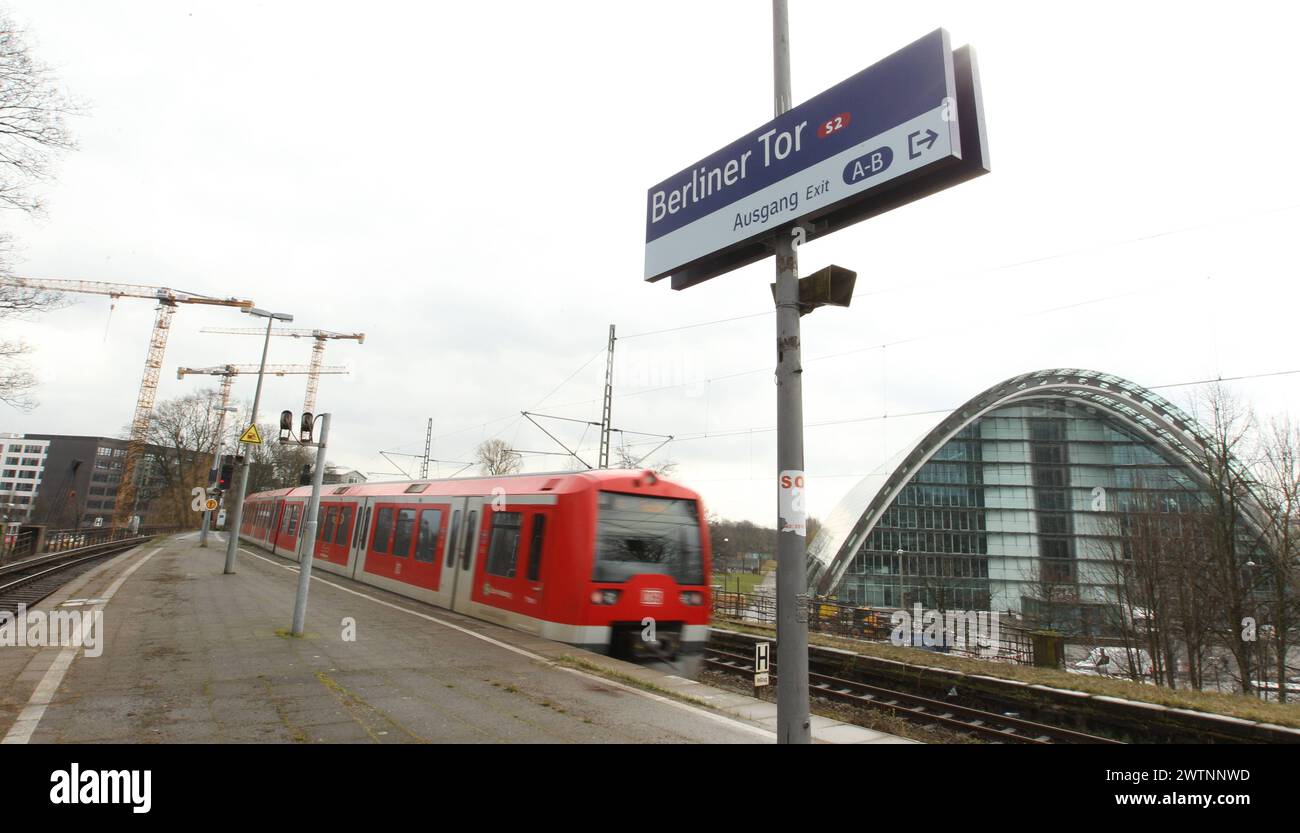Eine S-Bahn fährt aus dem Bahnhof Berliner Tor heraus. Hohenfelde ...