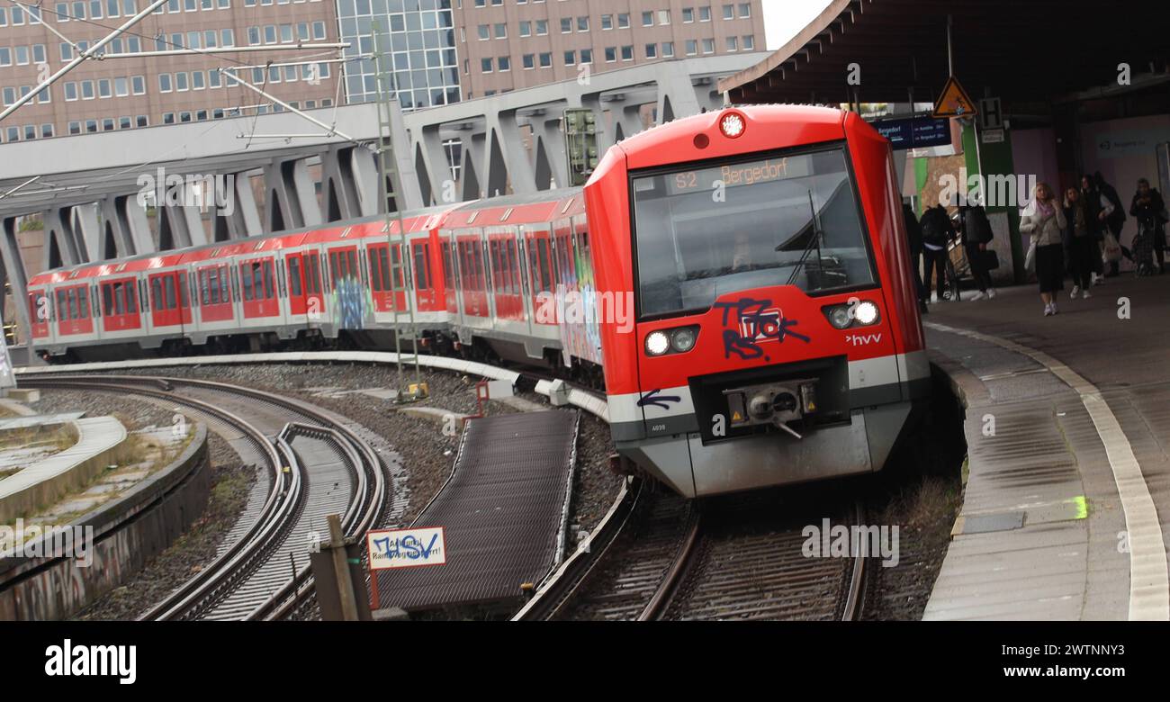 Eine S-Bahn der Linie S2 in Richtung Bergedorf fährt in den Bahnhof ...