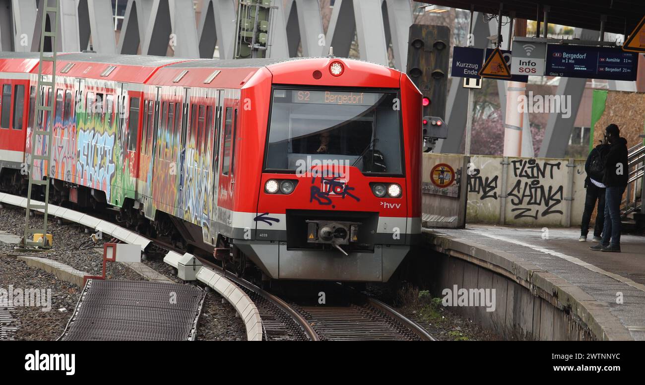Eine S-Bahn der Linie S2 in Richtung Bergedorf fährt in den Bahnhof ...