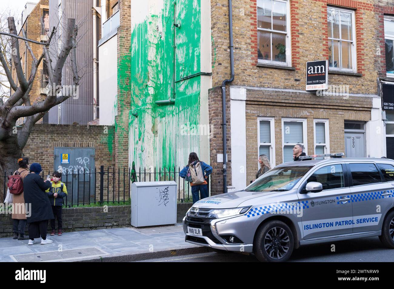 London, UK, 18th March 2024. Crowds have gathered to see new London ...