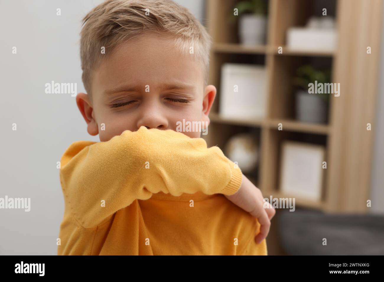 Coughing child unwell hi-res stock photography and images - Alamy