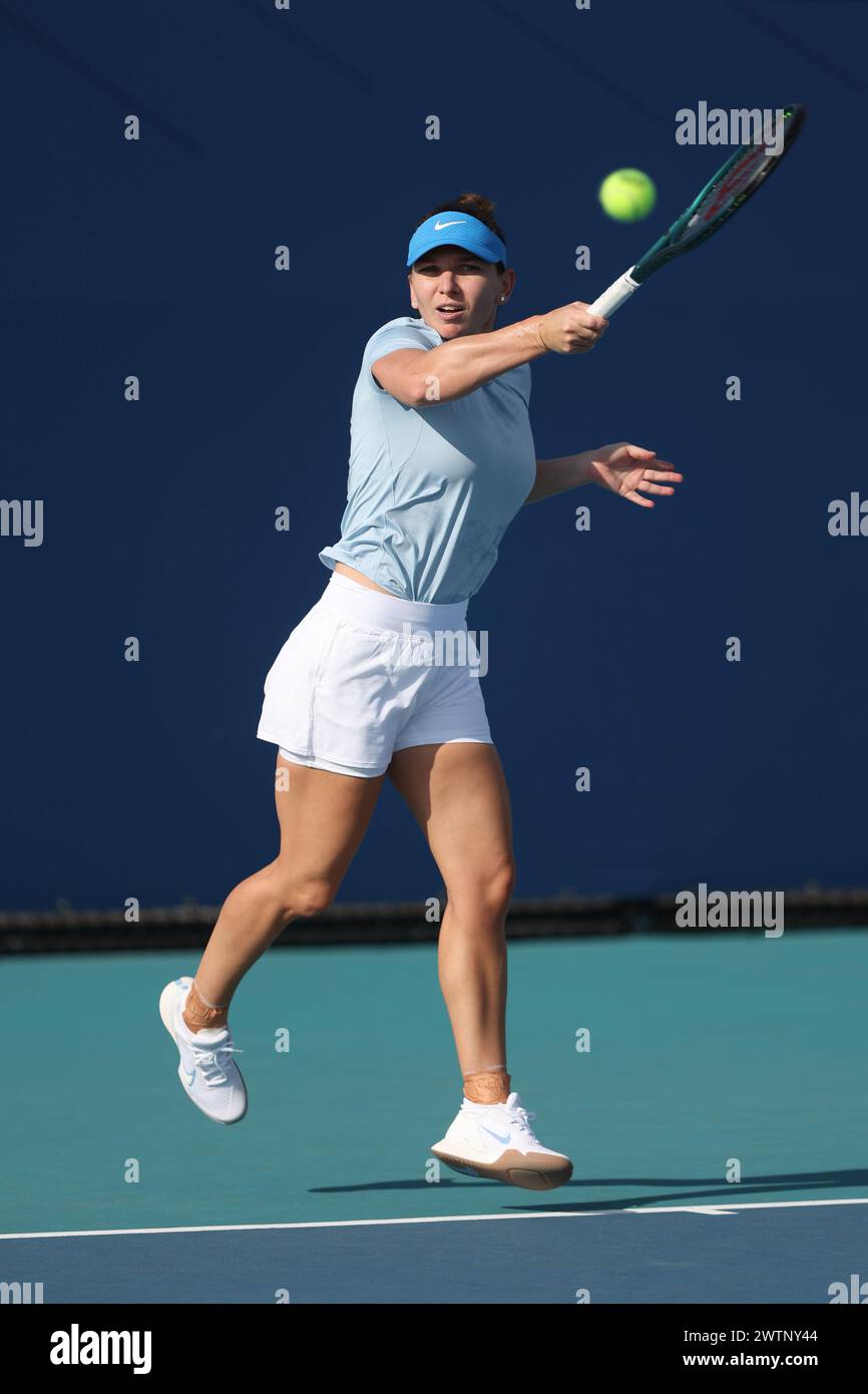 MIAMI GARDENS, FLORIDA - MARCH 18: Simona Halep day 3 of the Miami Open ...