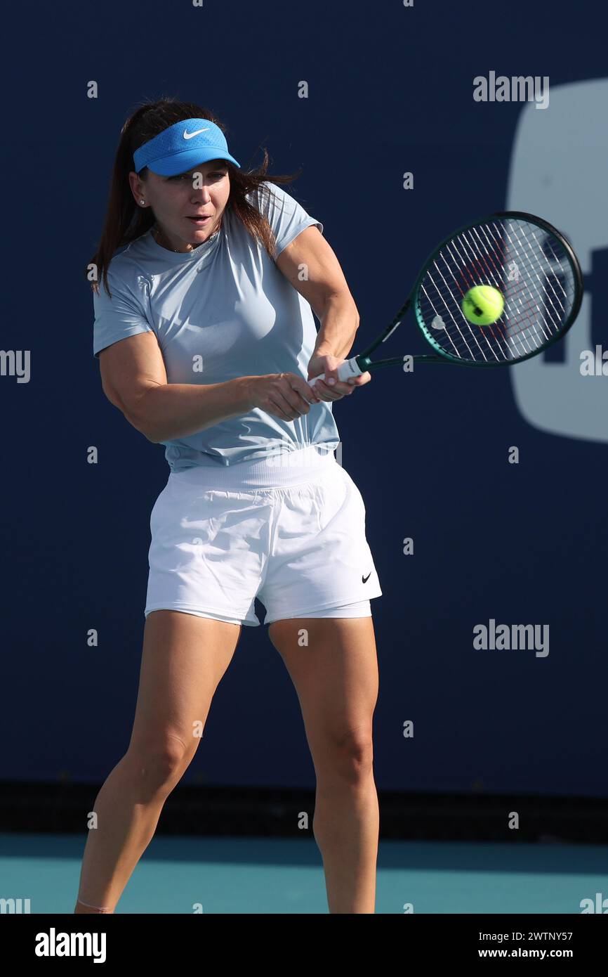 MIAMI GARDENS, FLORIDA - MARCH 18: Simona Halep day 3 of the Miami Open ...