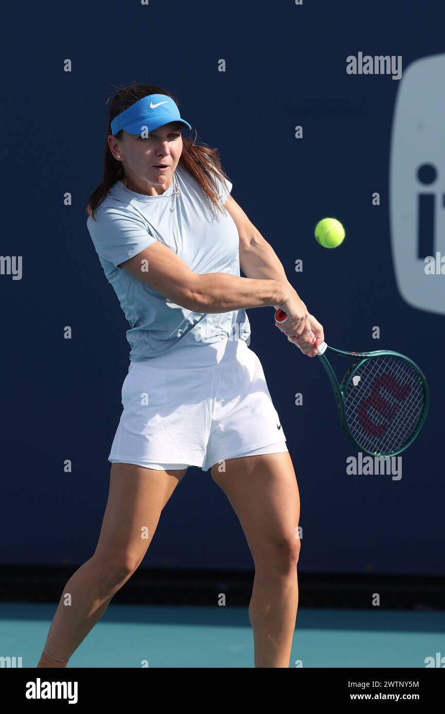 MIAMI GARDENS, FLORIDA - MARCH 18: Simona Halep day 3 of the Miami Open ...