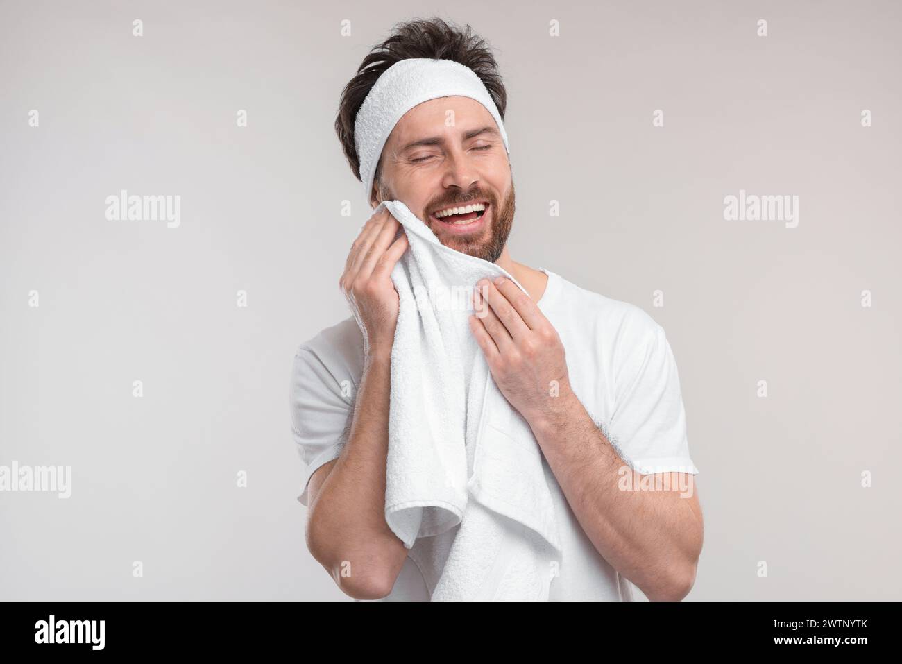 Man wiping face bath towel hi-res stock photography and images - Alamy