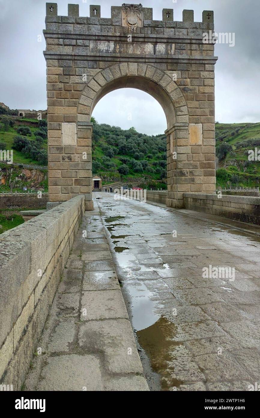 Triumphal Arch of the Trajan's Bridge at Alcantara, Roman stone arch ...