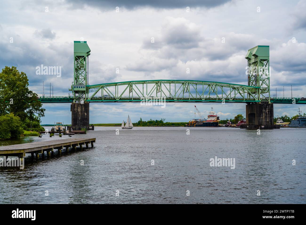 Cape Fear Memoria Bridge in North Carolina, Wilmington Beach Stock ...