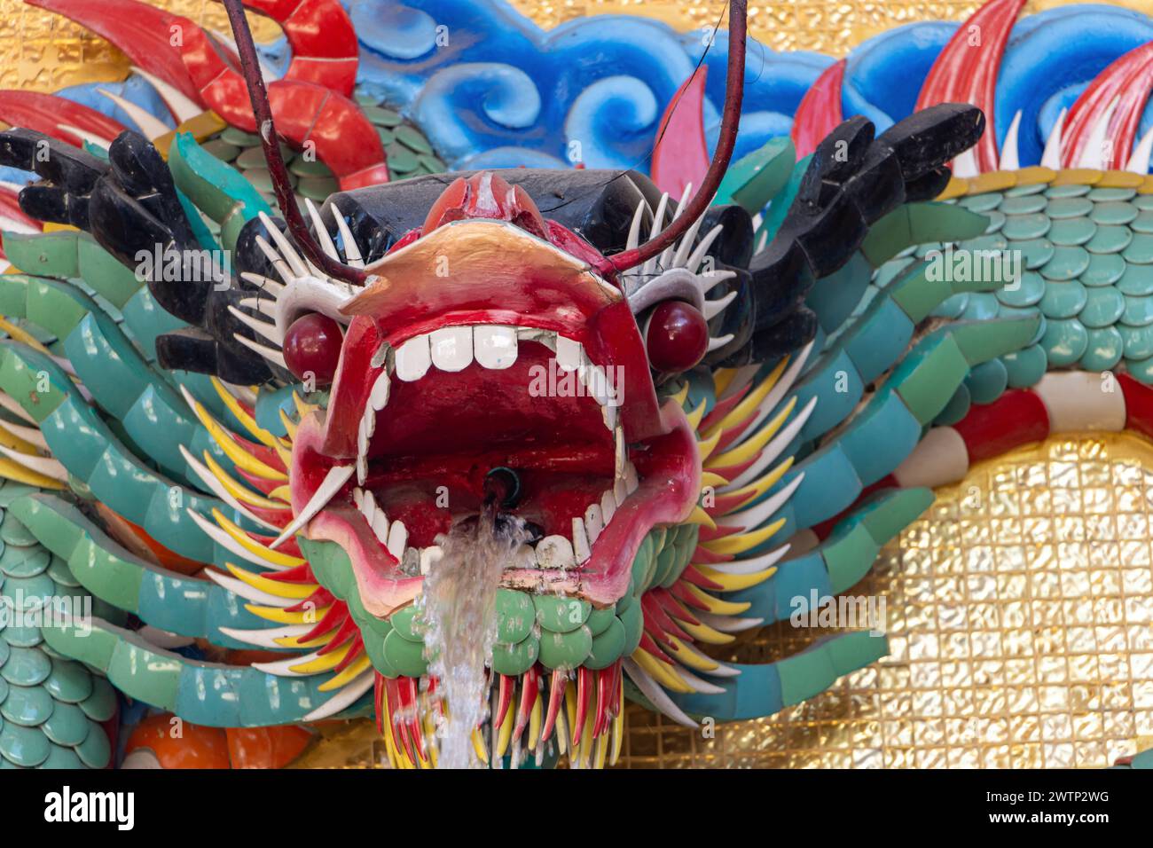 Chinese dragon fountain hi-res stock photography and images - Alamy