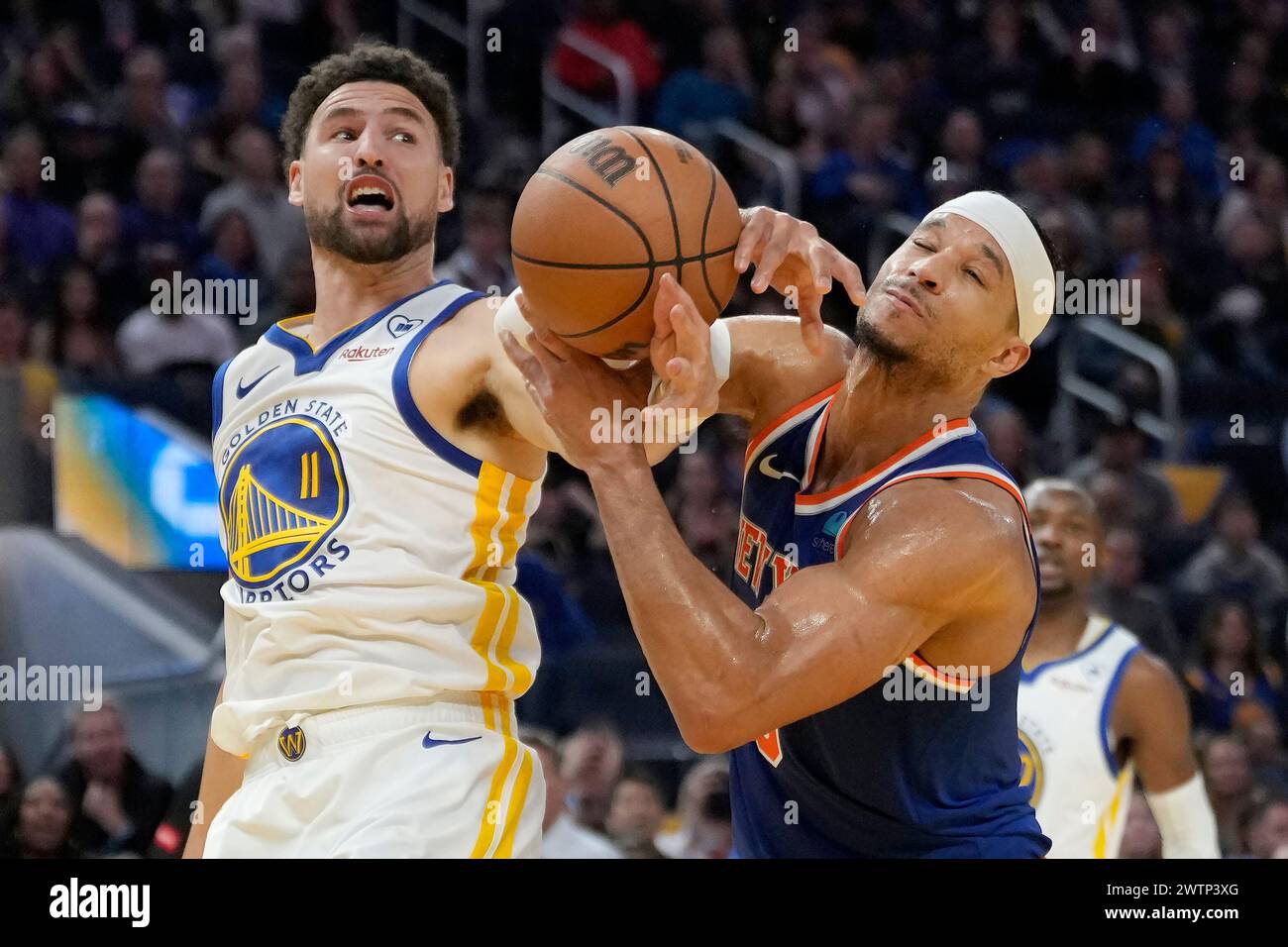 Golden State Warriors guard Klay Thompson (11) reaches for the ball ...