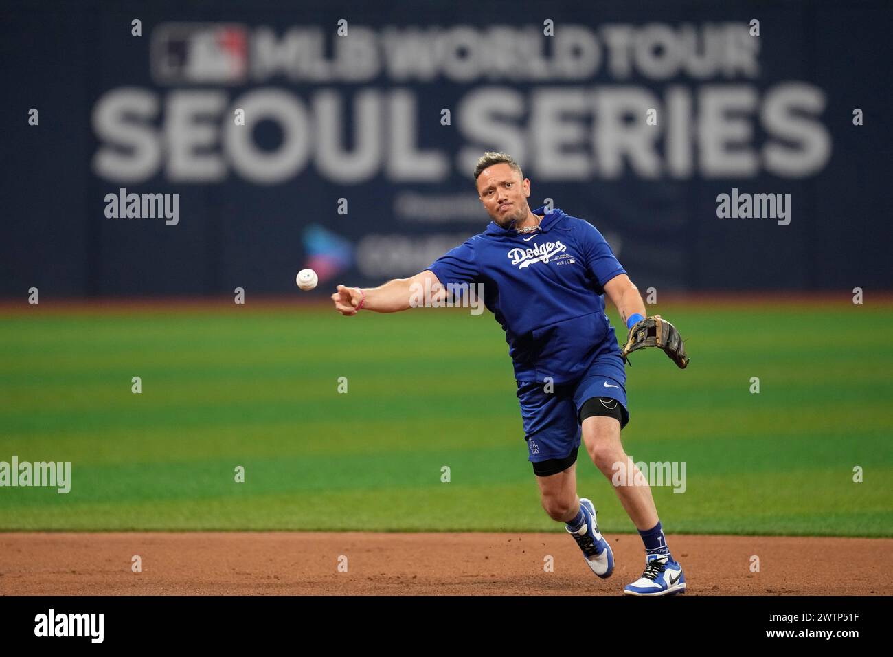 Los Angeles Dodgers' Miguel Rojas fields a ground ball during a ...
