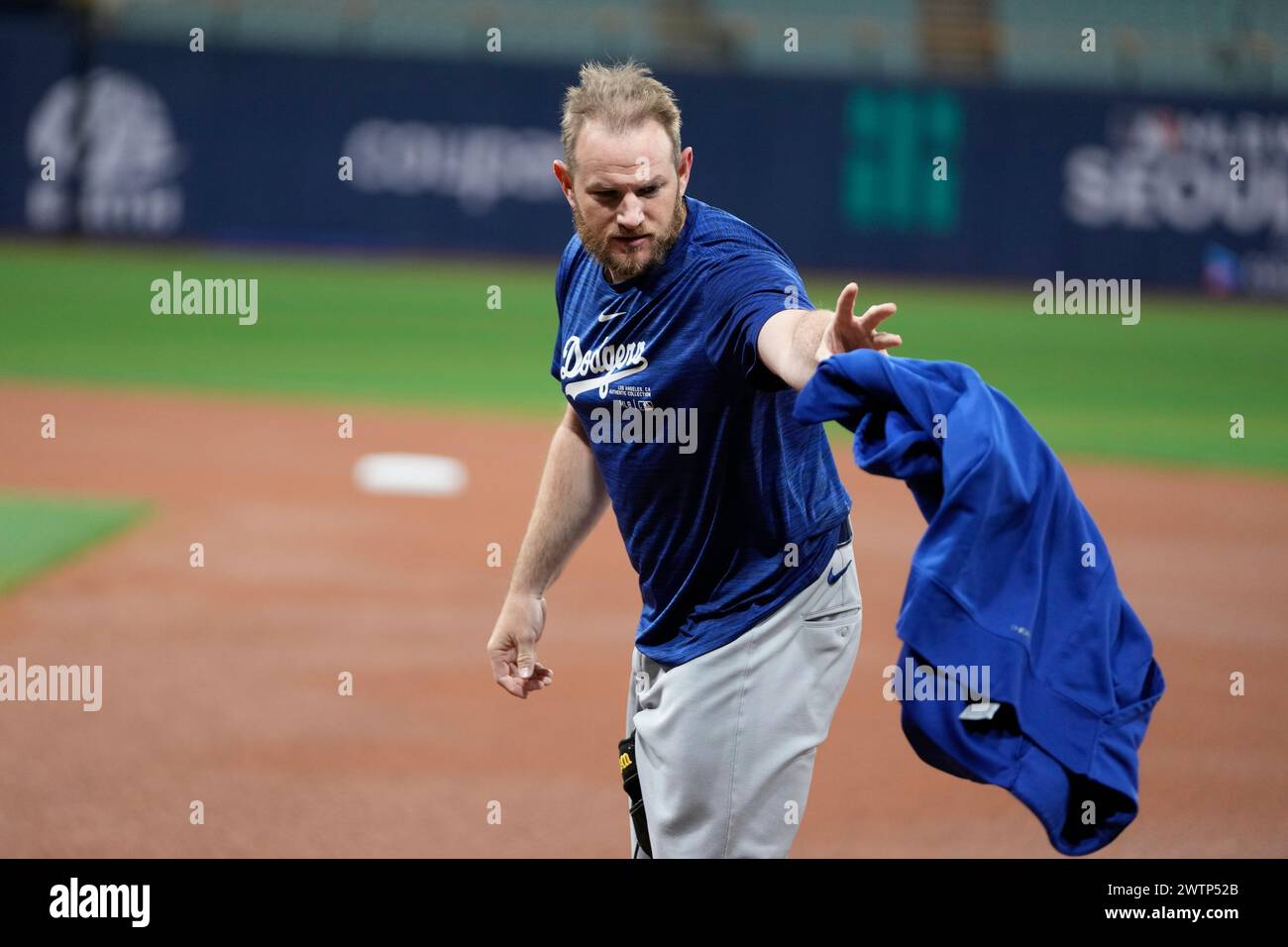 Los Angeles Dodgers' Max Muncy prepares for a baseball workout at the ...