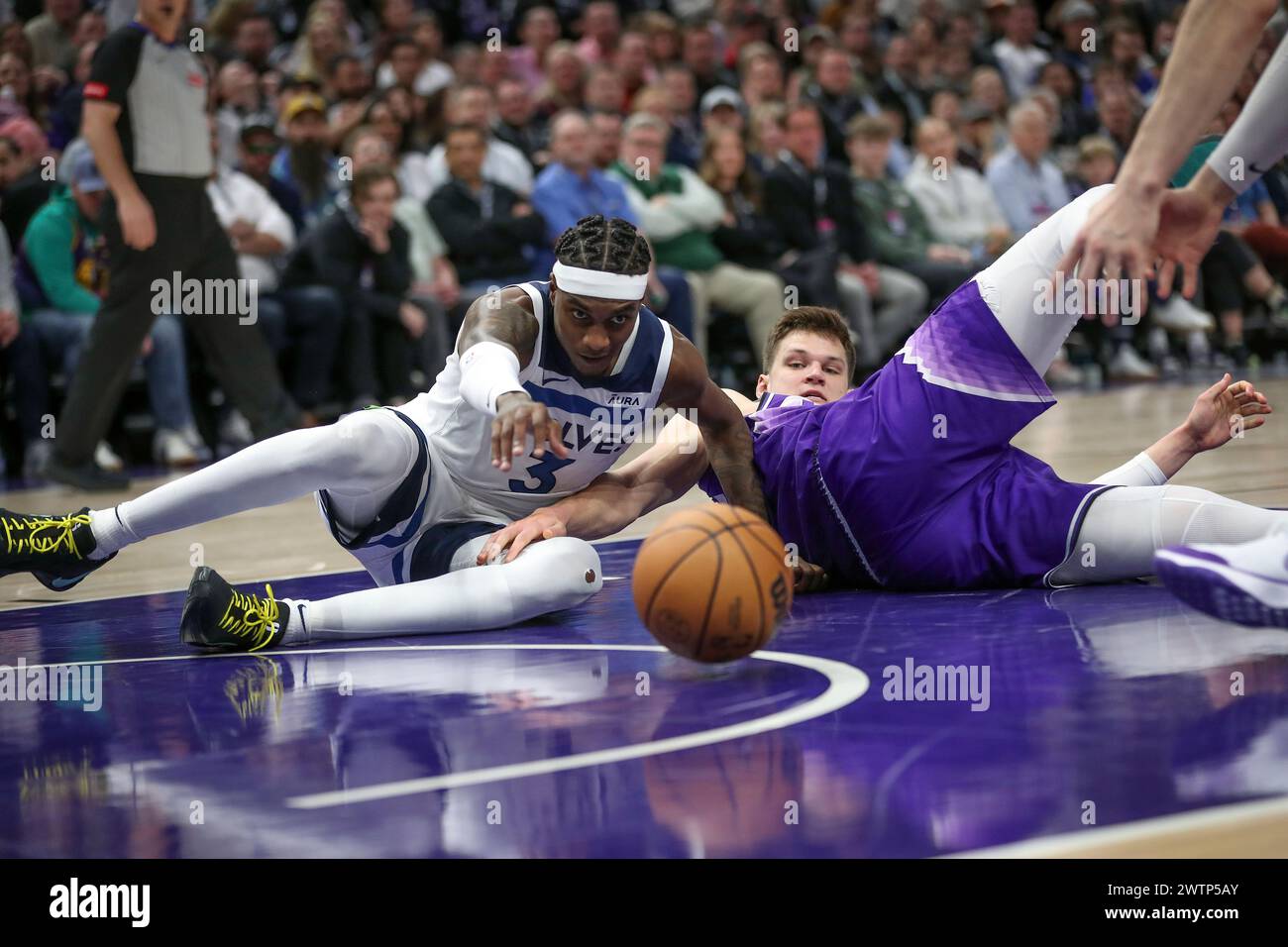Minnesota Timberwolves forward Jaden McDaniels (3) and Utah Jazz center ...