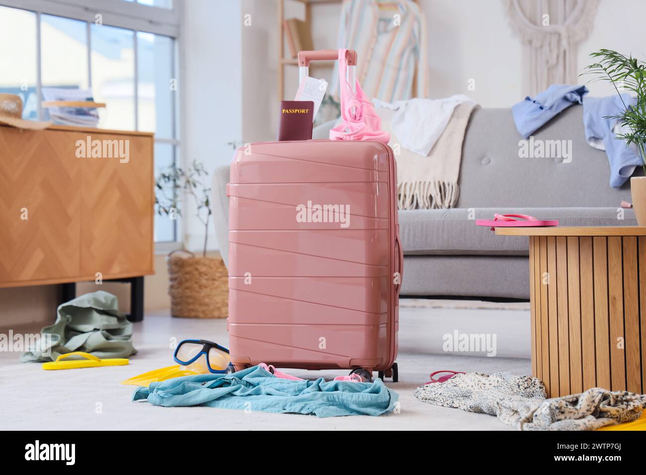 Suitcase packing mess hi-res stock photography and images - Alamy