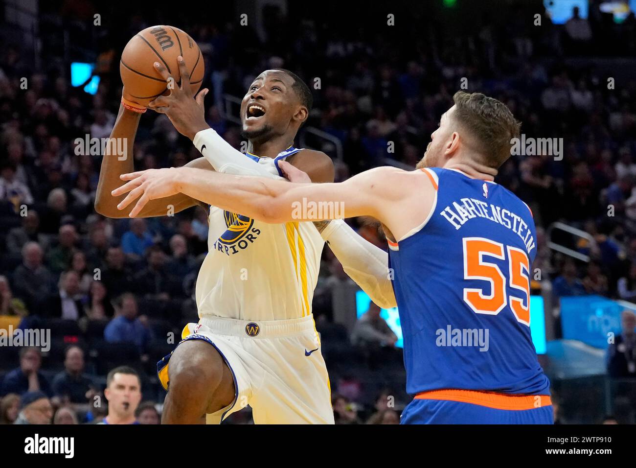 Golden State Warriors forward Jonathan Kuminga, left, shoots against ...