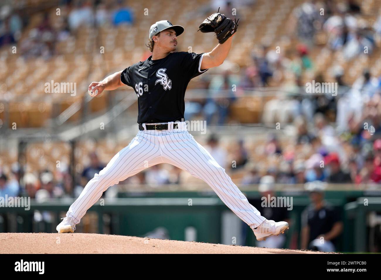Chicago White Sox starting pitcher Drew Thorpe throws against the ...