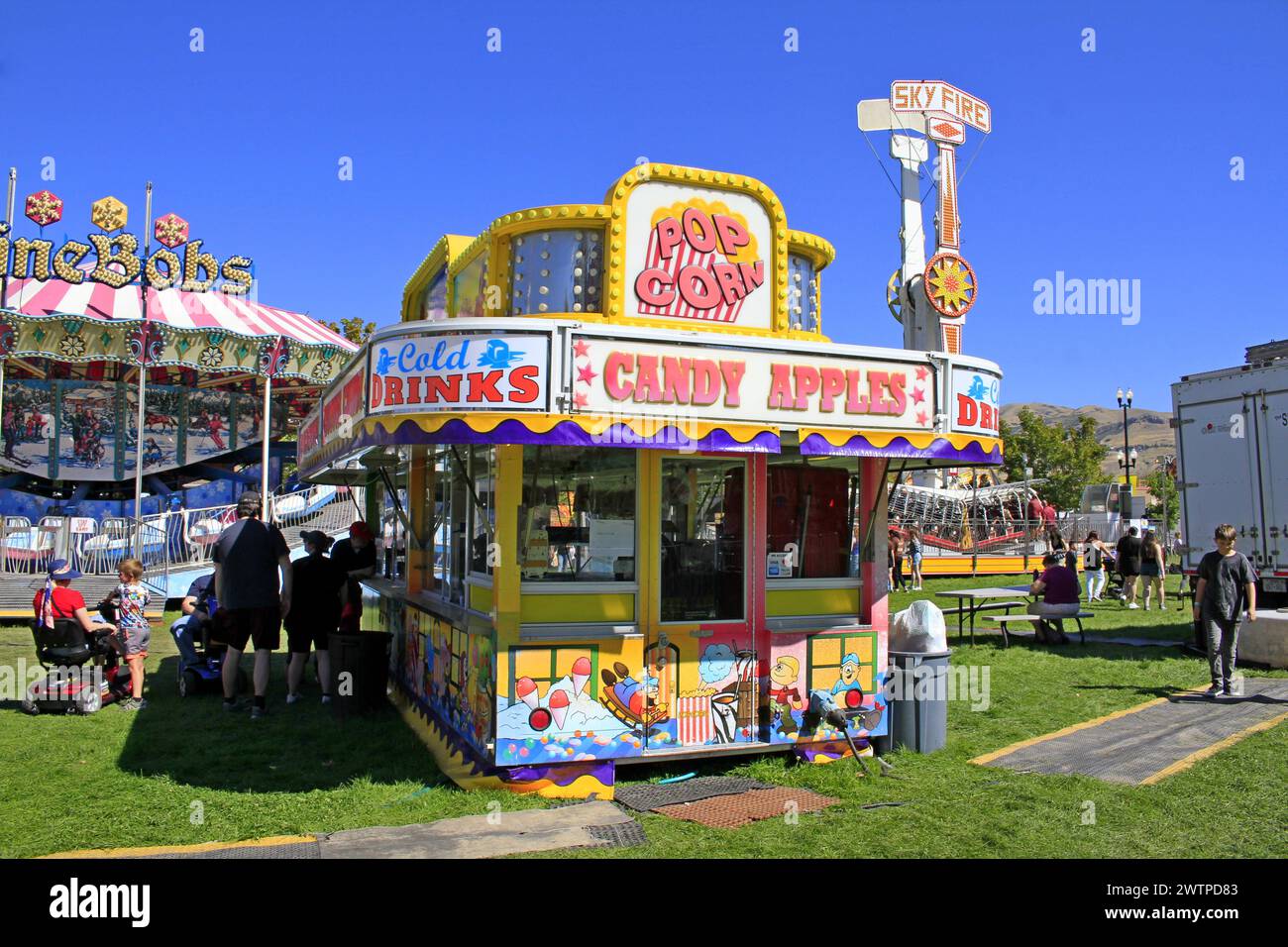 CANDY APPLES and Cold Drink stand at a State Fair Stand in Utah Stock ...