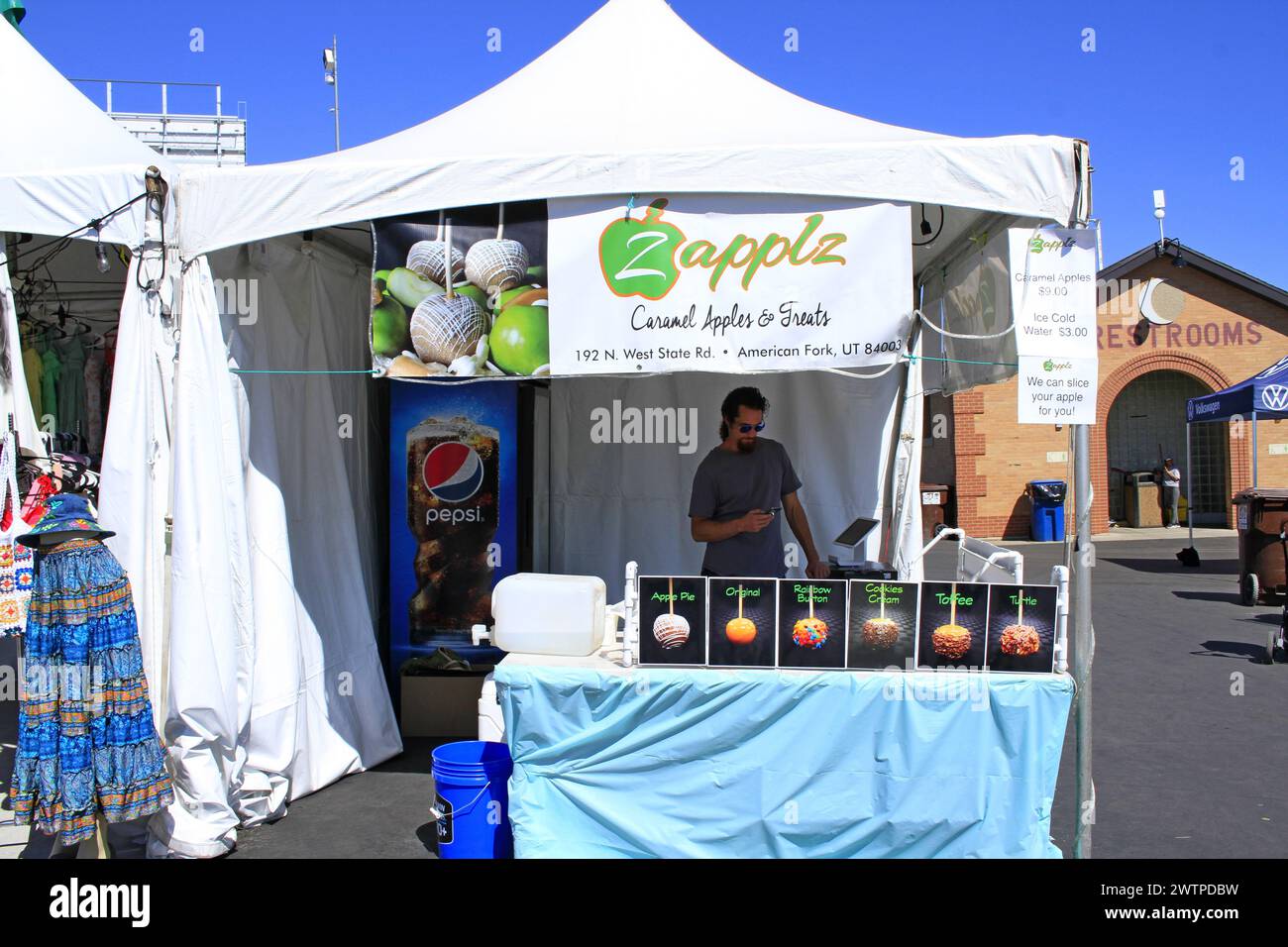 State Fair Carmel Apple Vendor in a tent with blue sky outdoor Stock ...