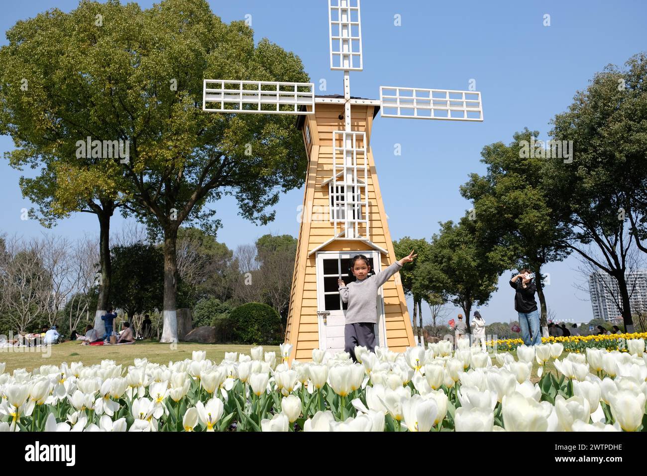 **CHINESE MAINLAND, HONG KONG, MACAU AND TAIWAN OUT** Tourists admire ...