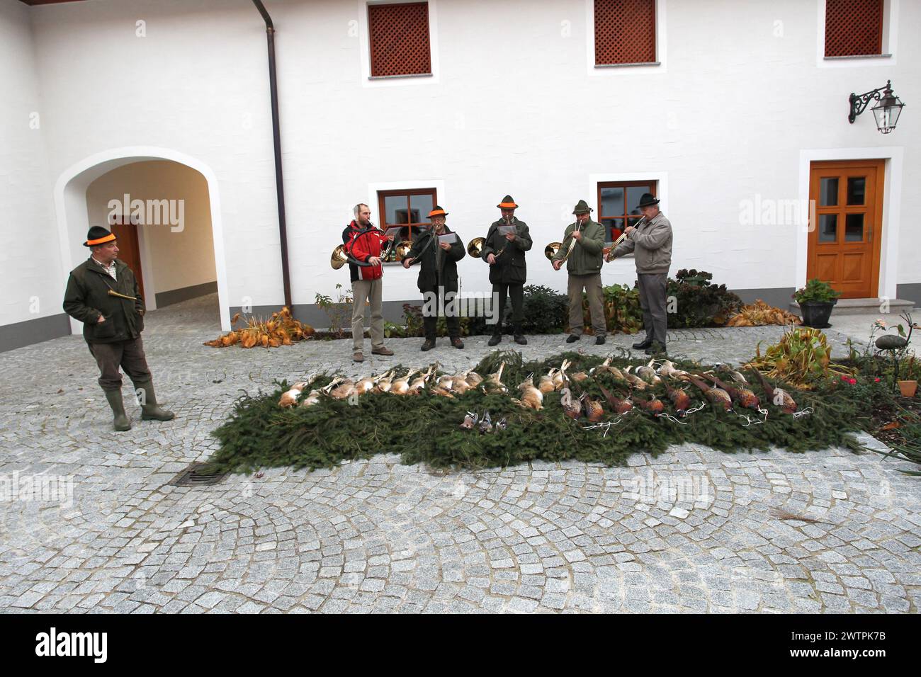 Hunters, hunting guides and hunting horn blowers blowing the shot hares ...