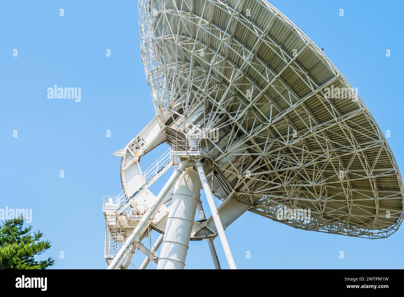 Big satellite dish hi-res stock photography and images - Alamy