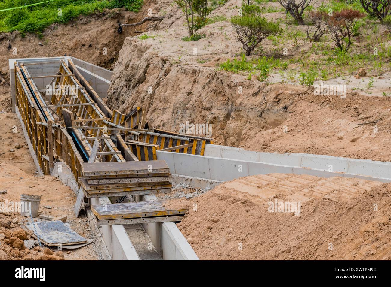 Wooden concrete pouring forms hi-res stock photography and images - Alamy
