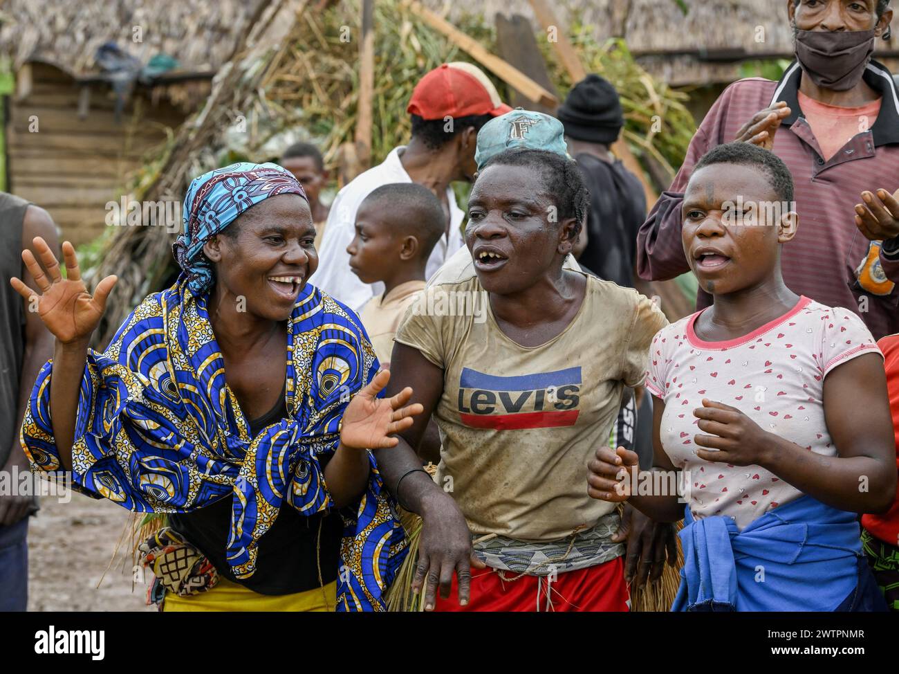 Singing woman hi-res stock photography and images - Alamy