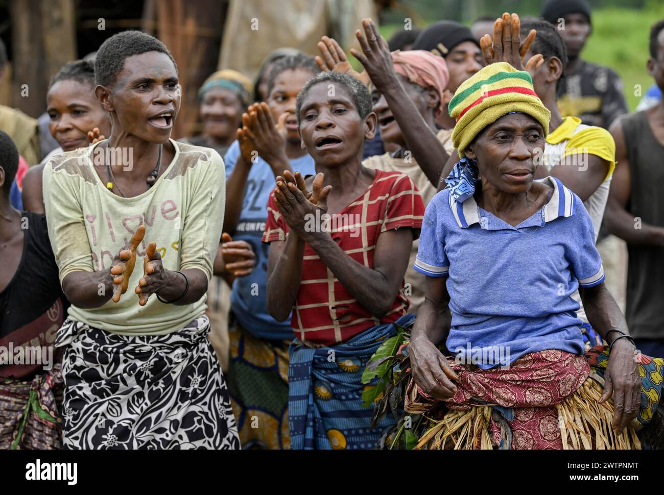 Singing woman hi-res stock photography and images - Alamy