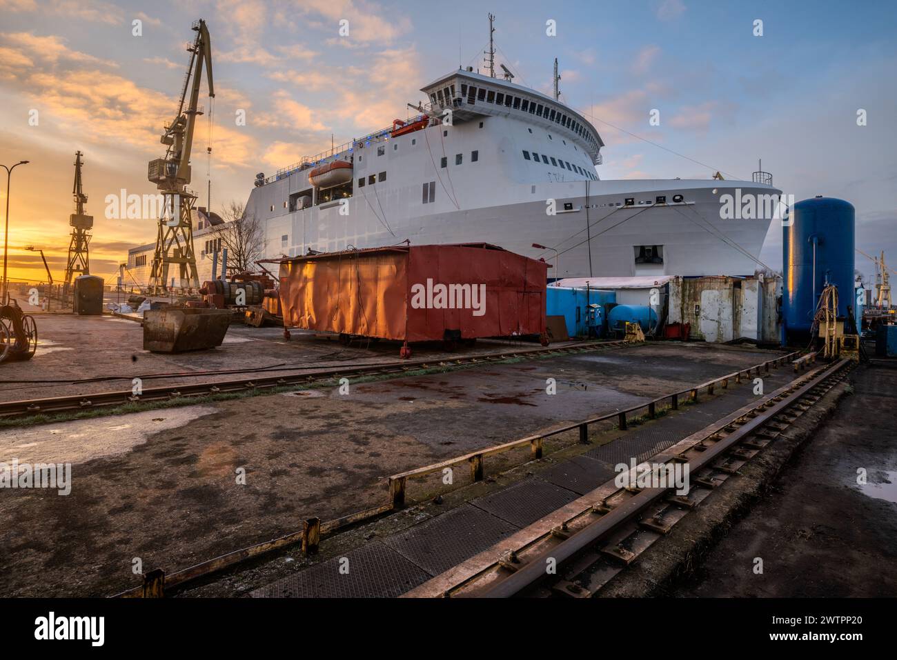 Ship building dock hi-res stock photography and images - Alamy