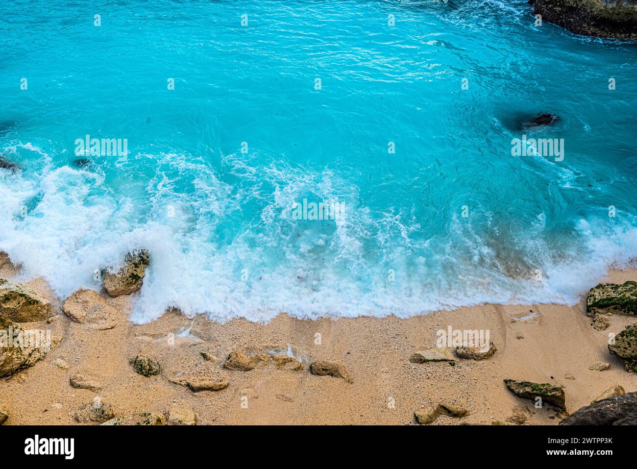 Beach in the Blue Lagoon bay on the holiday island of Nusa Lembongan ...