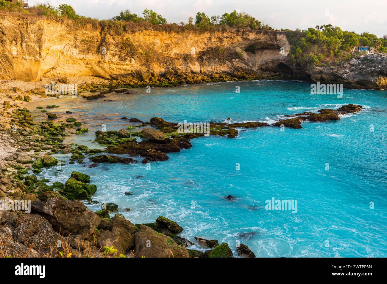 Beach in the Blue Lagoon bay on the holiday island of Nusa Lembongan ...