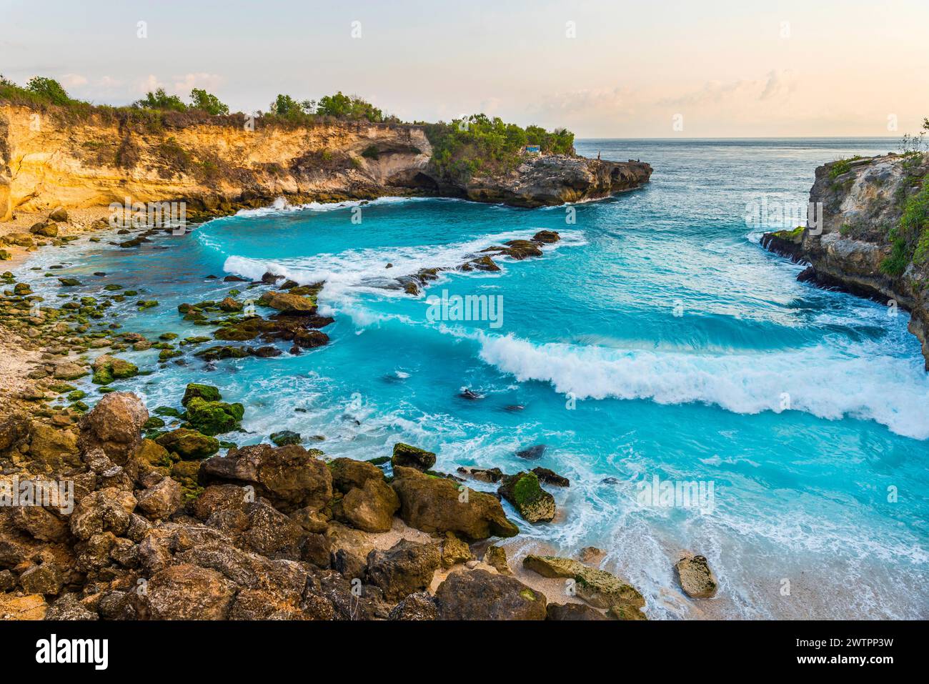 Beach in the Blue Lagoon bay on the holiday island of Nusa Lembongan ...