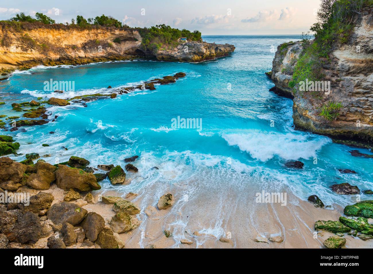 Beach in the Blue Lagoon bay on the holiday island of Nusa Lembongan ...
