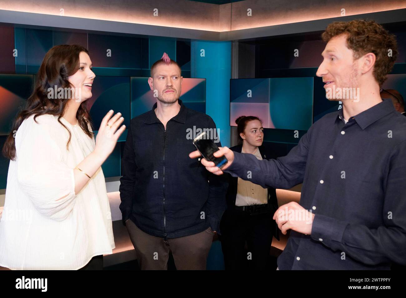 Tara-Louise Wittwer, Sascha Lobo und Louis Klamroth in der ARD-Talkshow ...