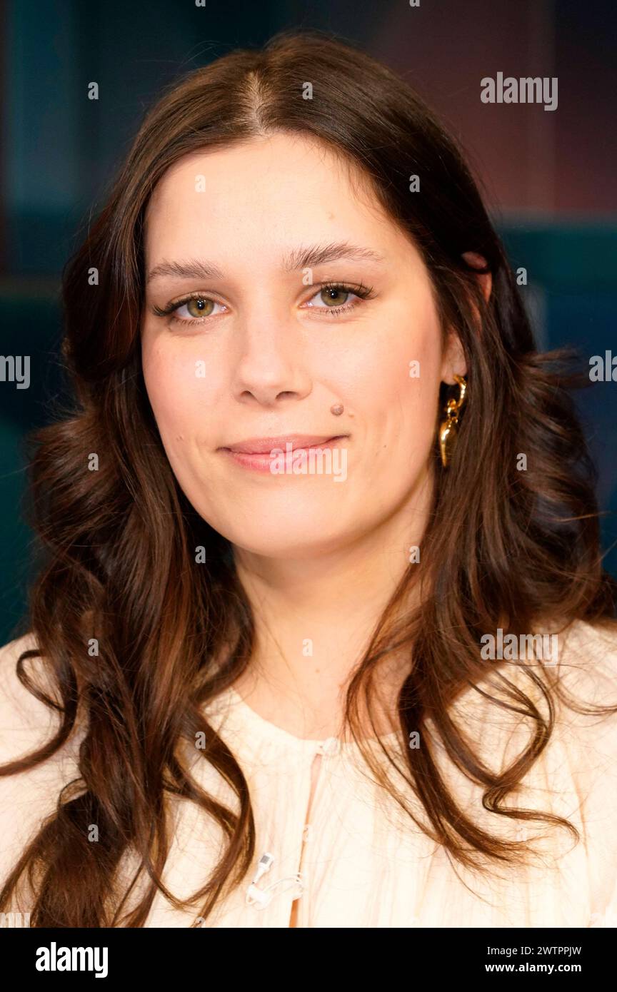 Tara-Louise Wittwer in der ARD-Talkshow hart aber fair im Studio ...