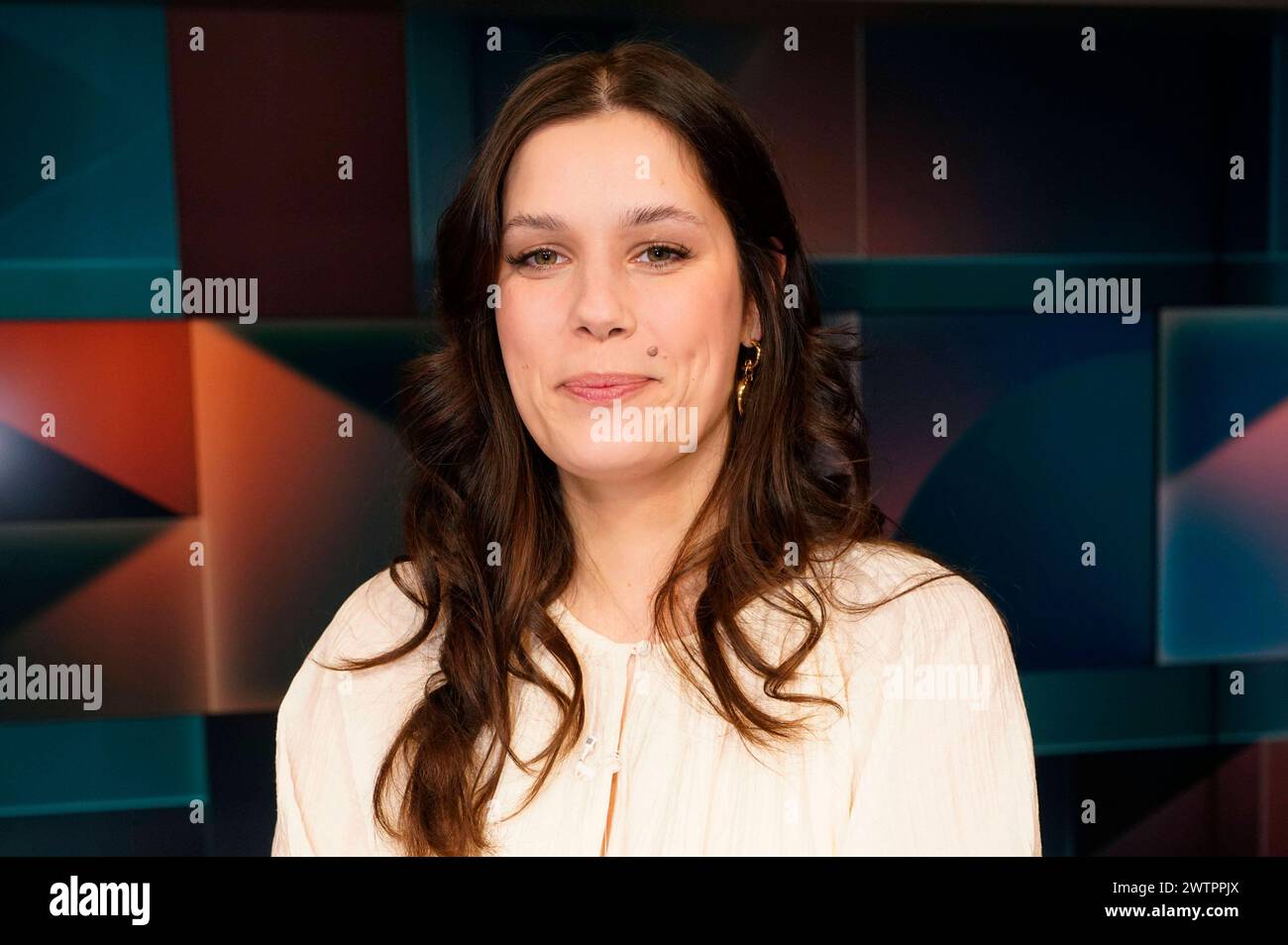 Tara-Louise Wittwer in der ARD-Talkshow hart aber fair im Studio ...