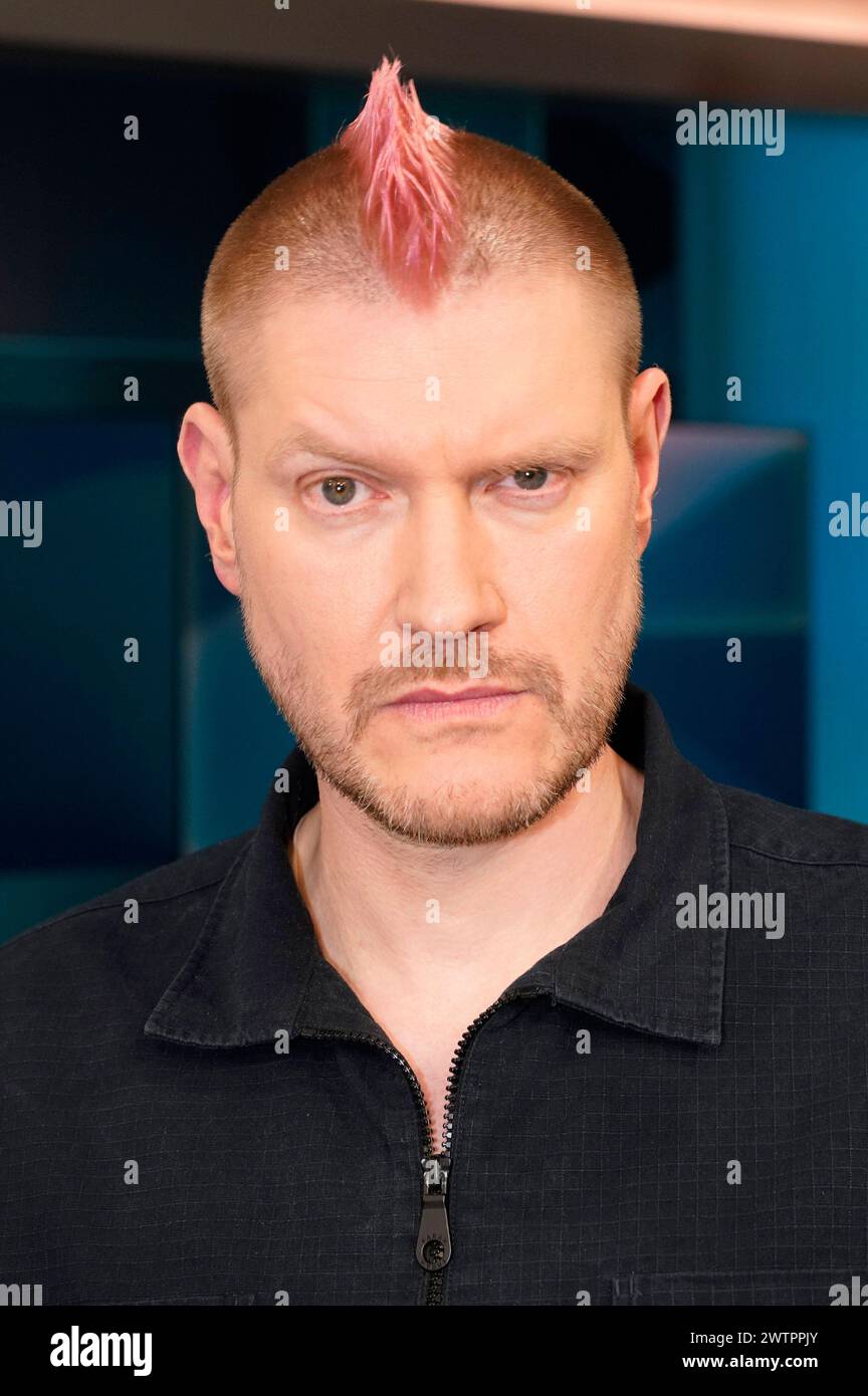 Sascha Lobo in der ARD-Talkshow hart aber fair im Studio Adlershof ...