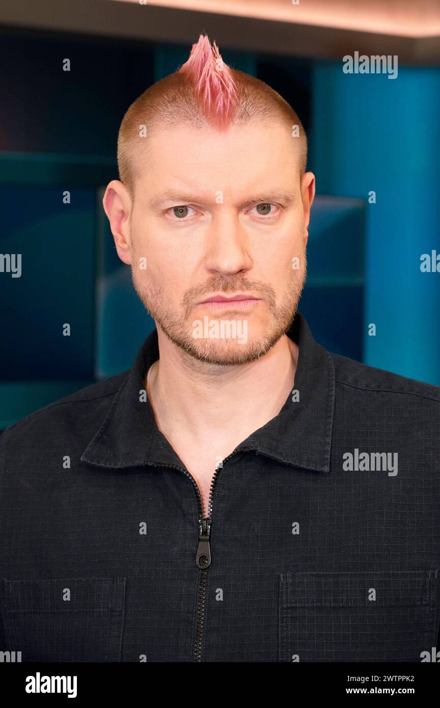 Sascha Lobo in der ARD-Talkshow hart aber fair im Studio Adlershof ...