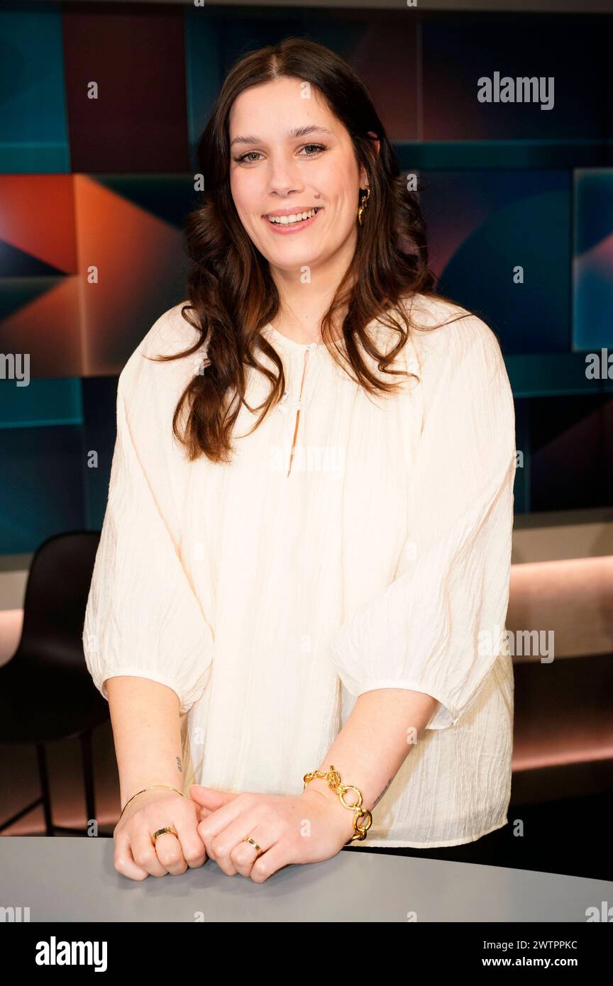 Tara-Louise Wittwer in der ARD-Talkshow hart aber fair im Studio ...