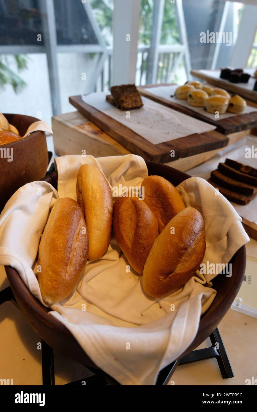 Fresh bread on display in a grocery store. French organic baguettes ...