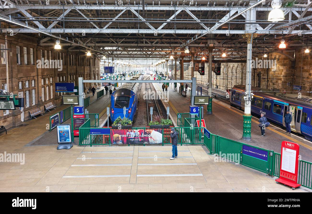 Platforms at Waverley railway station, Edinburgh, Scotland Stock Photo ...