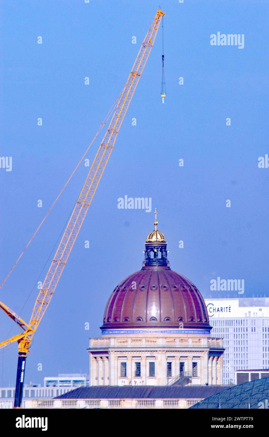 Start fuer Kranarbeiten am Humboldt Forum fuer acht Propheten, die ...