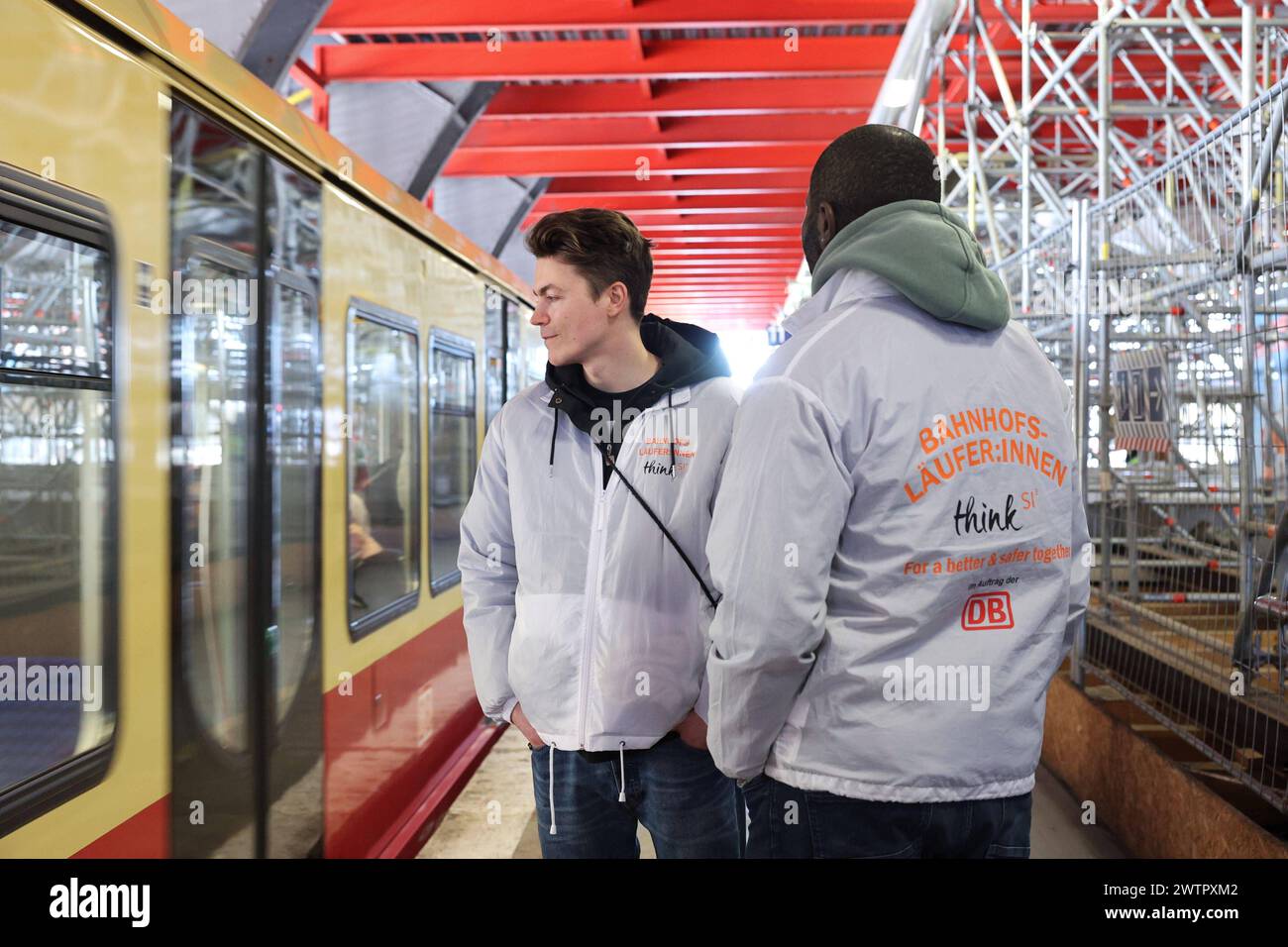 18.03.2024, Berlin - Deutschland. Am Ostbahnhof sind die Bahnhofsläufer Ruben Grimm und Papus ...