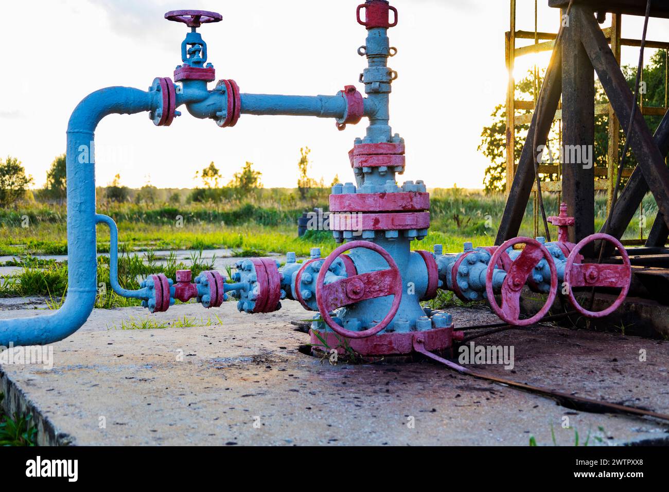 Pumping unit hi-res stock photography and images - Alamy