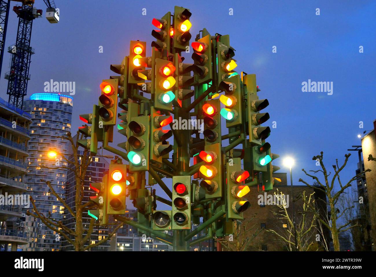 Großbritannien - London. Ampel - Baum. Traffic light tree von Pierre Vivant. *** Great Britain ...