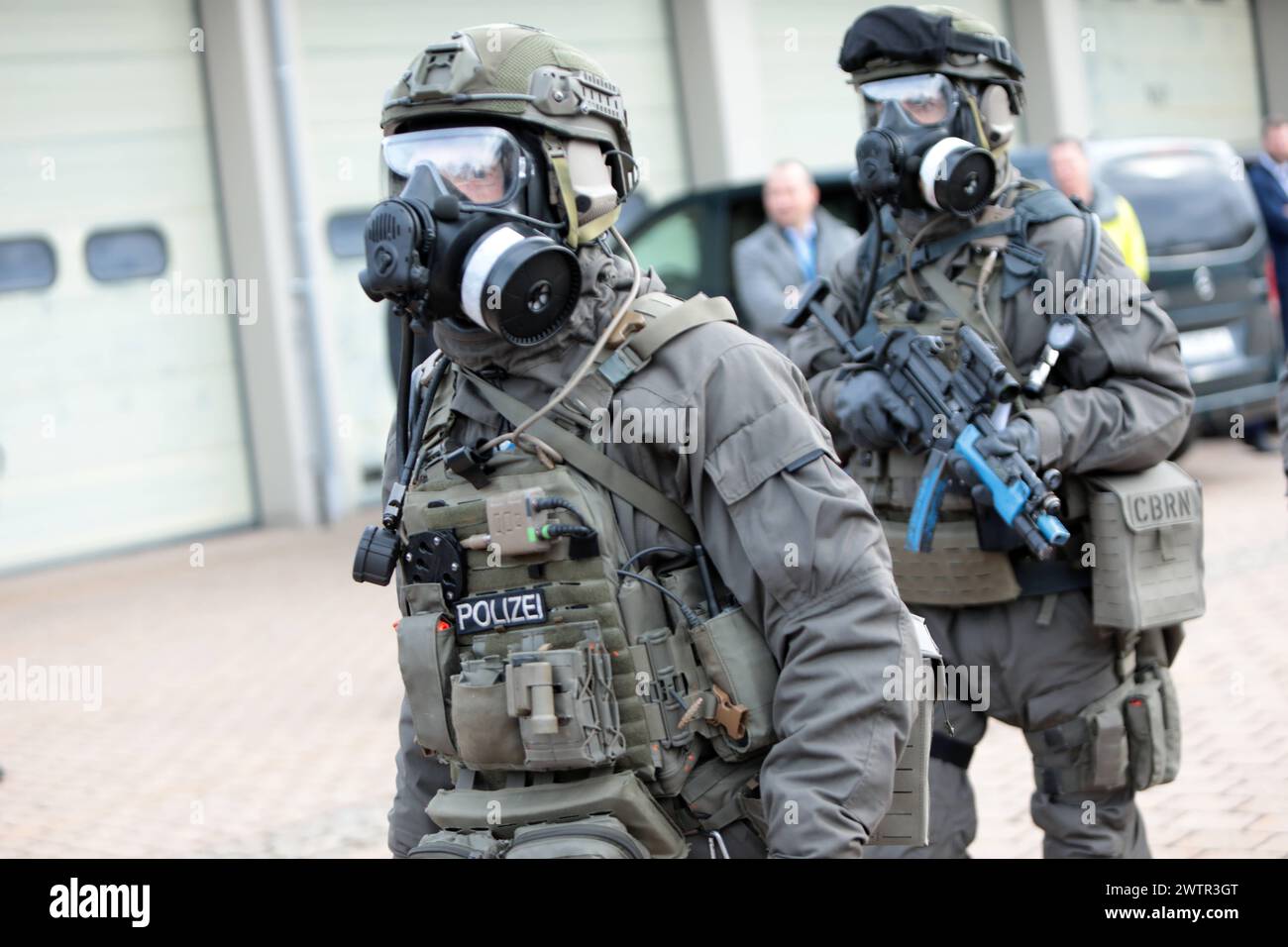 Angehörige des Spezialeinsatzkommandos der Polizei SEK begeben sich in ...