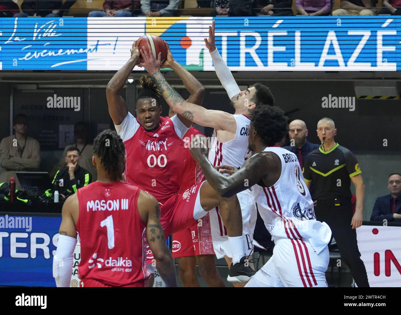 Leopold Cavaliere , Nysier Brooks of SIG Strasbourg and Godwin Omenaka ...