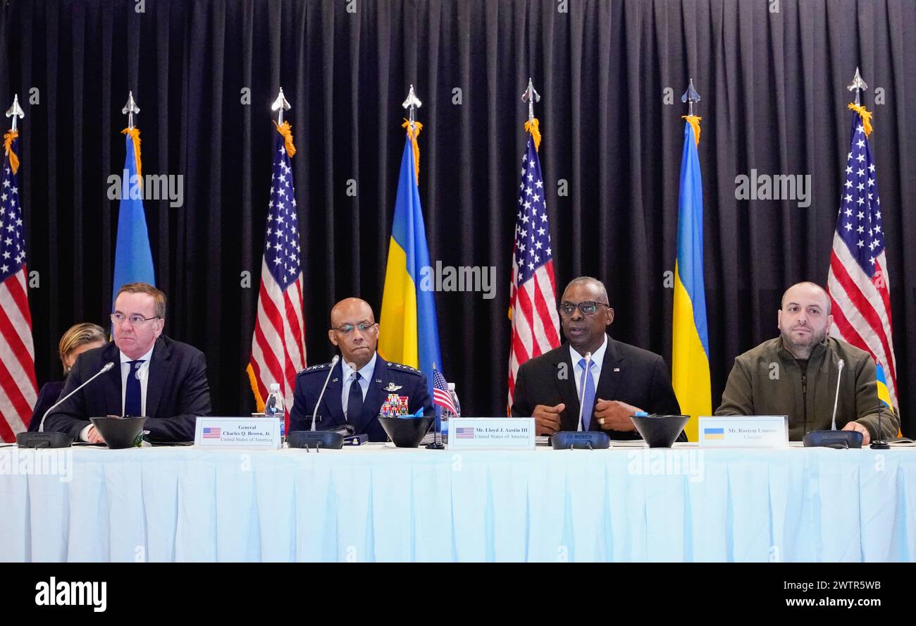 Ukraine russia negotiating table hi-res stock photography and images ...